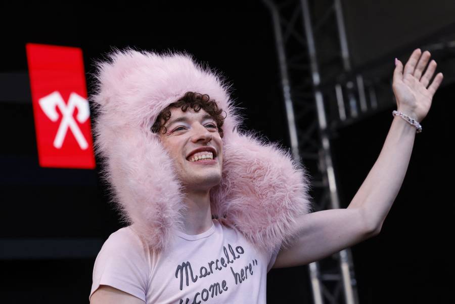 Nemo, ganador de Eurovisión, recibe una bienvenida de héroe en su ...